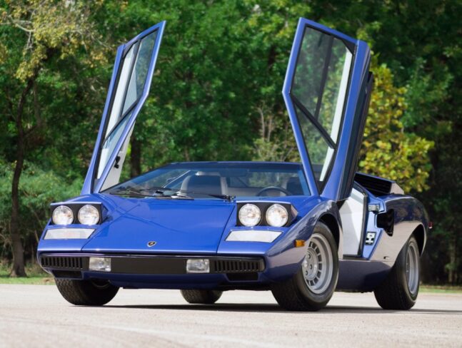 Rear View - Lamborghini Countach - Retro Rides