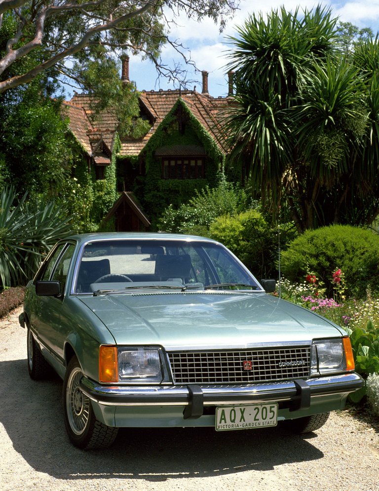 Holden VC-VH Commodore SL/E 4.2 - Retro Rides